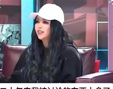 天后变石矶娘娘？张惠妹演唱会造型翻车，网友调侃：胖成一座山