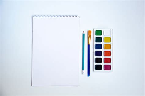 용기와 브러시에 있는 수채화의 평면도 페인트 색상의 팔레트와 음영 그림을 위한 붓과 물감이 있는 배경 0명에 대한 스톡 사진 및 기타 이미지 Istock