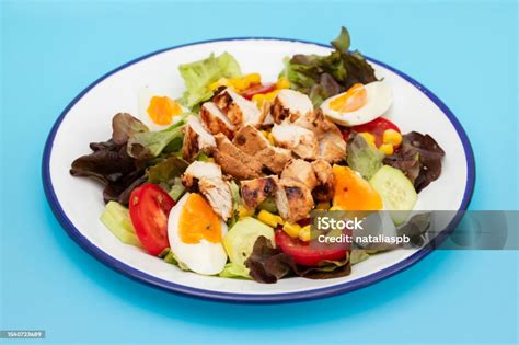 토마토 통조림 옥수수 오이 양상추 아보카도 삶은 달걀 및닭고기로 만든 맛있는 가벼운 야채 샐러드 0명에 대한 스톡 사진 및 기타 이미지 Istock