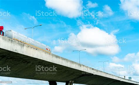 높은 콘크리트 고속도로의 하단보기입니다 콘크리트 도로를 고가도로 도로 비행 구조 현대 고속도로 교통 인프라 콘크리트 교량 엔지니어링 건설 브리지 아키텍처 0명에 대한 스톡