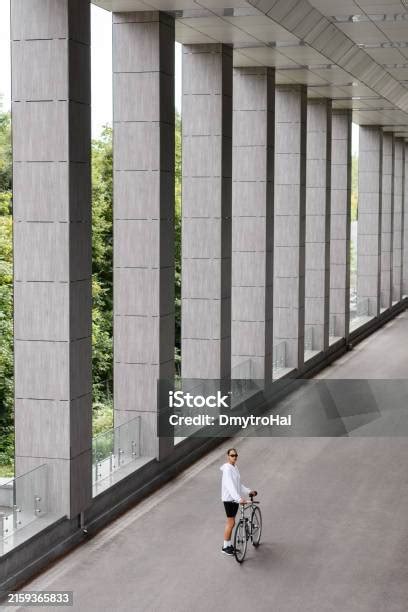 선글라스를 낀 아프리카계 미국인 자전거 타는 사람 길거리에서 자전거 근처에 서 있는 사람 20 24세에 대한 스톡 사진 및 기타 이미지 20 24세 거리 건강한 생활