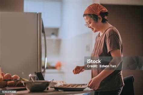 부엌에서 집에서 베이킹 시트에 땅콩 비스킷을 준비 하는 머리 스카프와 아시아 중국어 중간 성인 여자 밤 하루 시간대에 대한 스톡 사진 및 기타 이미지 Istock