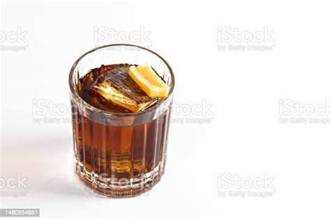 큰 얼음 조각과 카라멜로 장식 된 위스키와 콜라 칵테일 흰색 고립 된 배경에 럼 독한 술에 대한 스톡 사진 및 기타 이미지 럼 독한 술 버번 위스키 0명 Istock