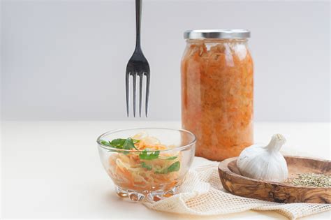 발효 식품 소금에 절인 양배추 또는 유리 항아리에 당근과 접시가 있는 가벼운 배경 건강한 식생활에 대한 스톡 사진 및 기타