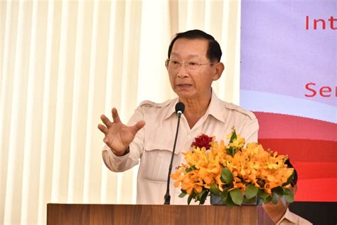 ឯកឧត្ដម ចម ប្រសិទ្ធ ចុះទស្សនកិច្ចខ្សែច្រវ៉ាក់ផលិតកម្មរោងចក្រផលិតសំបកបាវ ចក្រីទីង សុីសុីថាមស៍