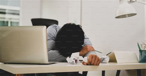 과로 사업가는 사무실의 피로와 구겨진 종이 공을 들고 잠들었습니다 사진 Unsplash의 취소 이미지