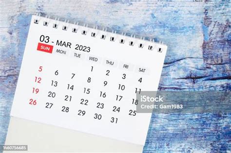 2023년 3월 2023년 월간 탁상 달력은 오래된 파란색 나무 배경에 있습니다 0명에 대한 스톡 사진 및 기타 이미지 0명 2023년 3 Istock