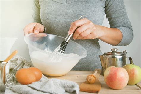 젊은 여자의 손 파이 하는 동안 털 고 그릇을 들고 케이크 나무 테이블에 파이 반죽을 요리 하는 여자 Preparring 디저트입니다 가정 주방에 대한 스톡 사진 및 기타