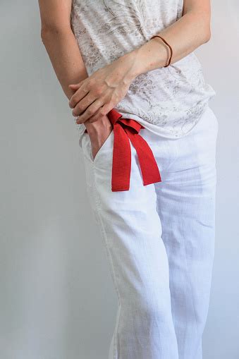 화이트 린 넨 바지 T 셔츠와 빨간 벨트 아늑한 패션 스타일 옷을 입고 젊은 유행 여자의 앞 자르기 보기 가냘픈에 대한 스톡 사진 및 기타 이미지 Istock