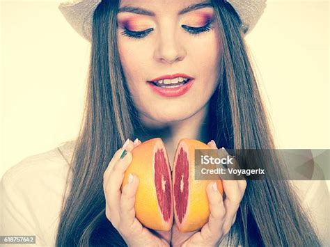 Wanita Memegang Dua Setengah Buah Jeruk Jeruk Di Tangan Foto Stok Unduh Gambar Sekarang Istock