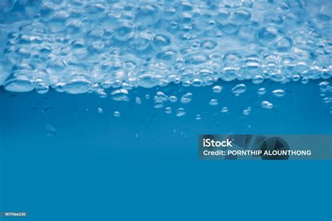 표면의 푸른 물 거품이 잔물결을 일으킵니다 흐릿한 투명한 흰색검은색 색상의 흐릿한 디포커스 맑고 차분한 수면 물보라와 거품이 있는 질감 빛나는 패턴 질감 배경과 함께 물