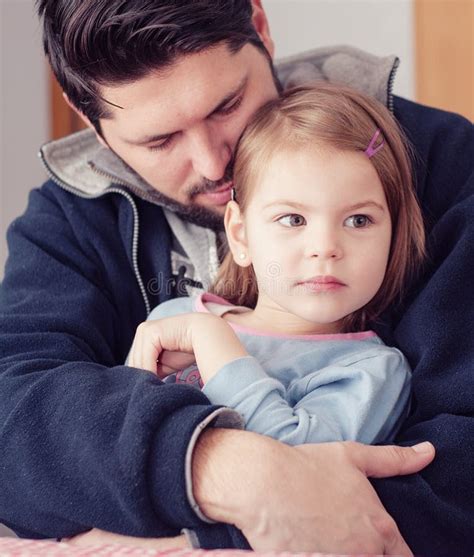 Gentil Abrazo A Papá Con Hija Relación Tierna Entre Padre E Hija