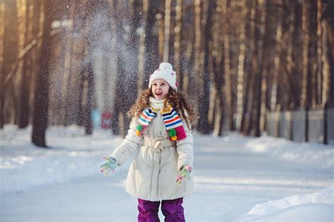 Ni A Jugando Con La Nieve Foto Premium