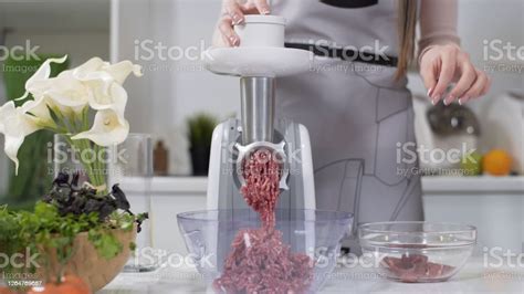 집에서 신선한 쇠고기에서 전기 고기 분쇄기에 다진 고기를 만들기 다진 고기 더미 신선한 다진 고기와 전기 광부 기계 전기 고기