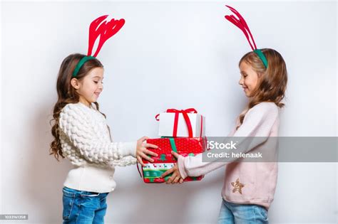 두 행복 하 게 웃는 소녀 크리스마스 선물 상자 크리스마스 컨셉입니다 스튜디오에 사슴 뿔에 웃는 재미 있는 자매 12월에 대한 스톡 사진 및 기타 이미지 Istock