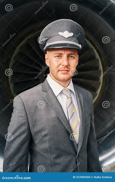 穿着制服的年轻飞行员神情宁静地向前看 库存照片 图片 包括有 如同 喷气式飞机 人事部 节目开始的时间 227869284