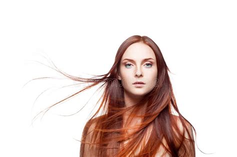 Молодая женщина с дуя волосами на белизне Стоковое Изображение изображение насчитывающей