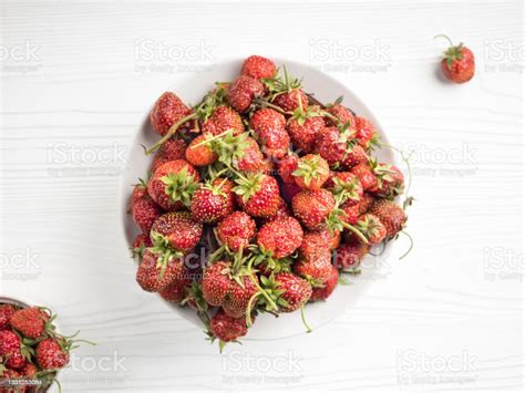 정원에서 갓 수확 한 딸기의 전체 접시 흰색 나무 배경에 접시에 붉은 열매의 슬라이드 위에서 볼 수 있습니다 플랫 레이 0명에 대한 스톡 사진 및 기타 이미지 Istock