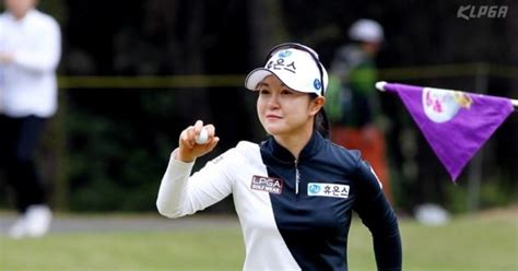 [포토] 홀아웃하며 갤러리에 인사하는 이승연