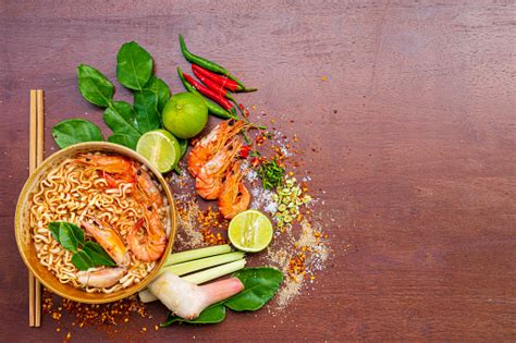 그릇에 태국 스타일의 국수 태국 허브 칠리 갈롱갈 라임 레몬 그라스와 나무 배경에 카피르 라임 잎톰 얌 쿵 0명에 대한 스톡 사진 및 기타 이미지 Istock