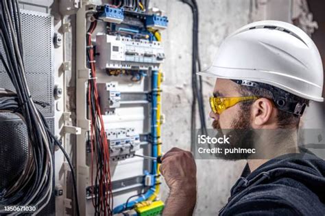 수컷 전기 기술자가 전기 연결 케이블이 있는 배전반에서 작동합니다 배전반에 대한 스톡 사진 및 기타 이미지 배전반 산업 건설 산업 Istock