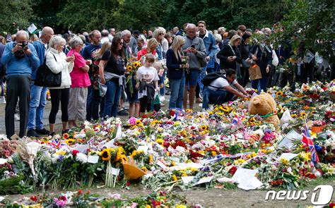 사진으로 보는 세계의 왕실 미리 보는 엘리자베스 2세 여왕 장례식…英 전역 2분간 묵념 Zum 뉴스
