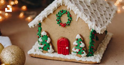 크리스마스 화환이 달린 진저 브레드 하우스 사진 Unsplash의 무료 크리스마스 이미지