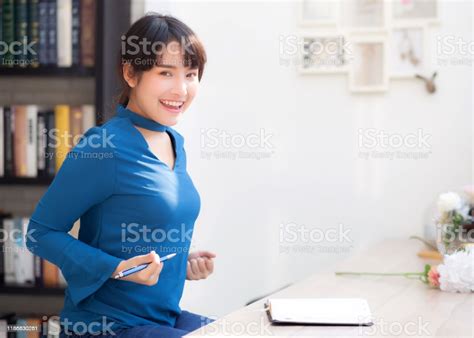 아름 다운 초상화 젊은 아시아 여성 작가 행복 하 고 흥분 라이프 스타일 아시아 여자 계획 작업 및 성공 교육 및 비즈니스 개념노트북 또는 일기에 쓰기 개념에 대한 스톡