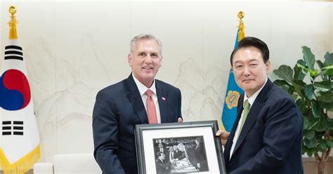 윤 대통령 1년 전 미 의회 방문 사진 선물 받아…전 하원의장 접견