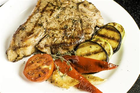 Стейк из говядины с овощами гриль