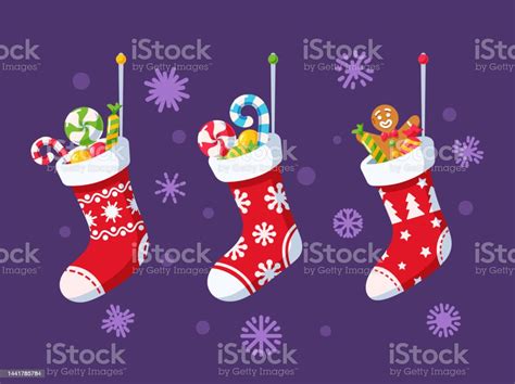 귀여운 장식품과 달콤한 선물이 있는 크리스마스 양말 사탕 지팡이 막대 사탕 및 진저 브레드 베이커리가있는 스타킹 0명에 대한