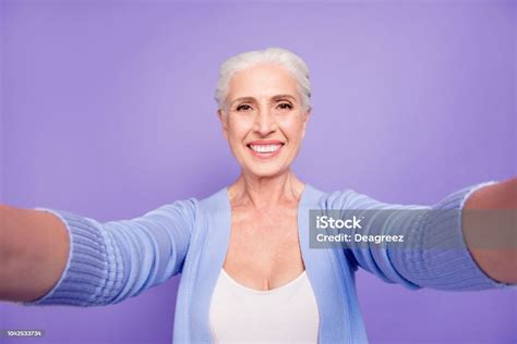 회색 머리 아름 다운 노부 캐주얼 입고 웃 고 보라색 배경에 고립 된의 자기 초상화 셀카에 대한 스톡 사진 및 기타 이미지 셀카 개성 개념 긍정적인 감정 표현
