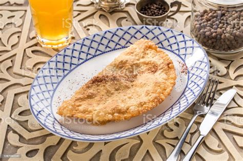 동양 나무 테이블에 튀긴 전통 러시아어와 백인 고기 파이 Cheburek 0명에 대한 스톡 사진 및 기타 이미지 0명 가루로 빻은 고기 Istock