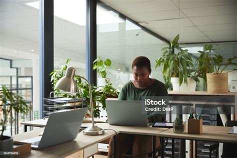 창의적인 작업 공간 비즈니스 및 흑인 여성이 노트북에서 온라인 프로젝트 보고서 및 연구 작업을 하고 있습니다 친환경 사무실 생산성 및 웹 사이트 인터넷 및 이메일 컴퓨터에