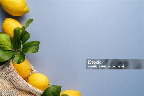 푸른 배경에 면 에코 가방에 녹색 잎 신선한 레몬 평면 누워 친환경 제로 폐기물 쇼핑 Co2 중립 원예 유기농 감귤류 과일 시칠리아 레몬 과일 배경 가방에 대한 스톡 사진