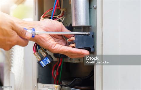 에어컨 수리 수리공 자기 접촉기 설치 및 에어컨 시스템 고정 수리에 대한 스톡 사진 및 기타 이미지 수리 에어컨 전기로 Istock