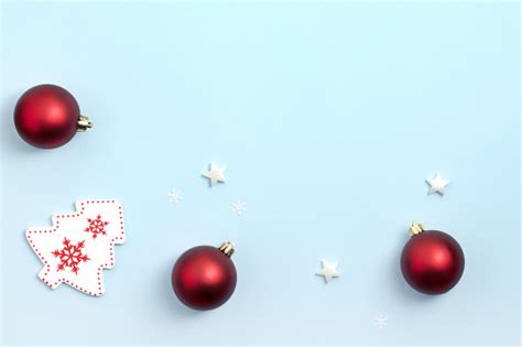 새해와 크리스마스 구성 파란색 배경에 빨간색과 흰색 크리스마스 장난감에서 프레임 상단 보기 플랫 레이 복사 공간 12월에 대한 스톡 사진 및 기타 이미지 Istock