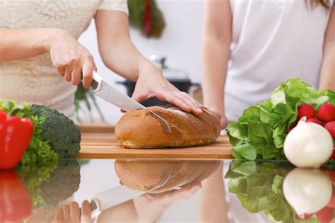 부엌에서 요리 하는 인간의 손에의 근접 촬영 어머니와 딸 또는 빵을 절단 하는 두 여자 친구 건강 한 식사 채식 음식과 라이프 스타일 개념 가까운에 대한 스톡 사진 및 기타
