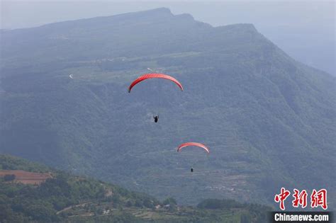 60余名滑翔伞选手竞速三峡百里荒