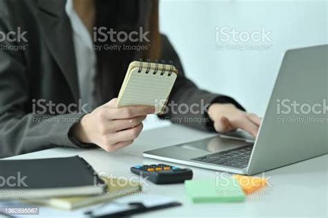 컴퓨터 노트북 계산기 및 다양한 사무 장비로 둘러싸인 현대 작업 책상에서 회사 비용을 확인하는 사업가의 자른 이미지 20 24세에 대한 스톡 사진 및 기타 이미지 Istock