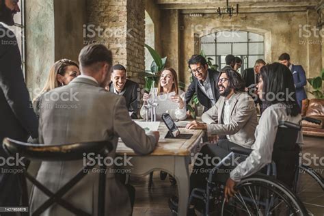 회의에서 회의 테이블 주위에 앉아 지속 가능성 프로젝트에 대해 논의하는 동료들 지속 가능한 생활 양식에 대한 스톡 사진 및 기타