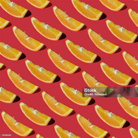어두운 빨간색 배경에 오렌지로 만든 여름 구성 오렌지 조각으로 만든 창조적 인 패턴 플랫 레이 오렌지 컬러풀 한 배경에 신선한 오렌지 조각의 다채로운 과일 패턴의 상단 보기