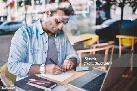 원격으로 커피 숍에서 작업하는 동안 명상 재능있는 남성 그래픽 디자이너가 새로운 스케치를 그리는 이미지 실내에서 작업 문제를 해결하는 마커를 사용하여 지능형 잘 생긴