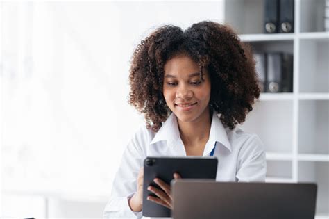 스마트폰을 사용하는 행복한 흑인 사업가가 창의적인 사무실에서 사교 놀이를 한다 20 24세에 대한 스톡 사진 및 기타 이미지 20 24세 Brand Name Smart