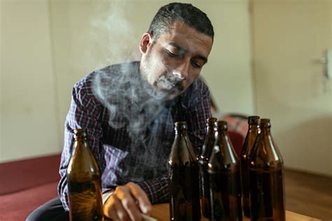 젊은 슬픈 술을 마시는 남자 맥주와 알코올 느낌 낭비 외 롭 고 절망적 인 통증과 정서적 스트레스 사람과 알코올 남용 중독과 남자 우울증 개념 가정 생활에 대한 스톡 사진