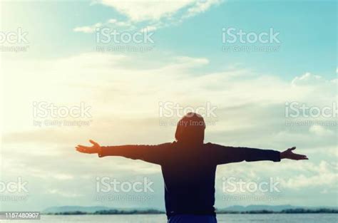 해변과 섬 배경에서 푸른 하늘에 손을 들어 사람의 복사 공간 자유와 여행 모험 개념 빈티지 톤 필터 효과 색상 스타일입니다 건강한 생활방식에 대한 스톡 사진 및 기타 이미지