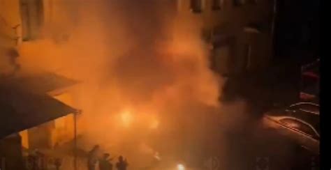 哈尔滨一小区内依维柯车起火，众人合力成功灭火！腾讯新闻