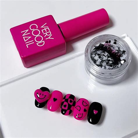 송도 탦네일 ̈ On Instagram “갑자기 형광 핑크에 아트를 하고 싶은 그런 날 💗🤦🏽‍♀️💗 솔직히 핑크 블랙 실패가 뭐죠 ~ 오레오 하트로 포인트 넣어주니