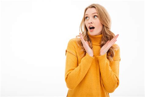 Красивая молодая удивленная леди Бесплатное фото