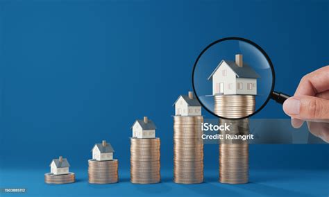 돋보기를 든 손 주택 구입을 위한 저축 돈 투자 모기지 금융 주택 융자 재융자 재정 계획 주택 융자를 위한 돈 투자 3d 렌더링 0명에 대한 스톡 사진 및 기타 이미지